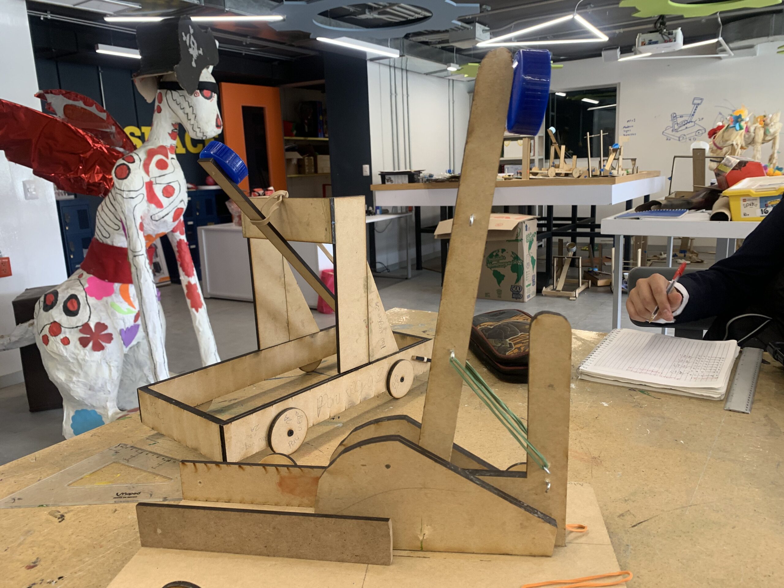 Maker Faire | Desafío Parabólico: Construyendo la mejor catapulta ...