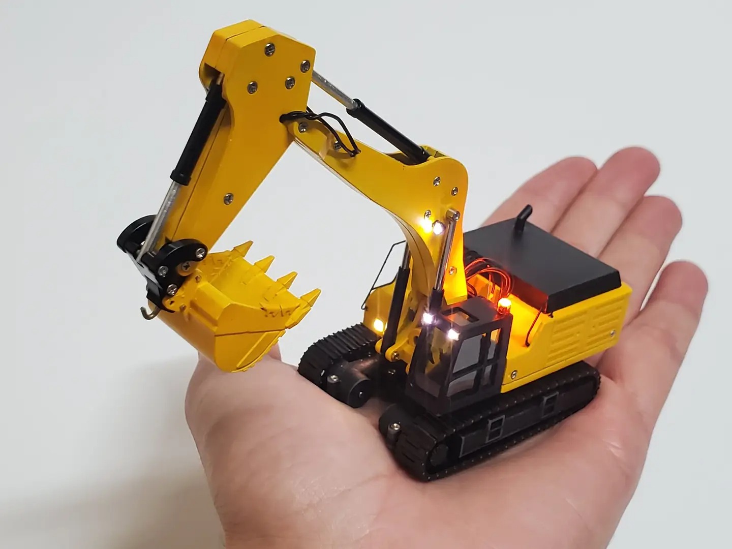 Maker Faire | 1/87 HO scale radio control excavator
